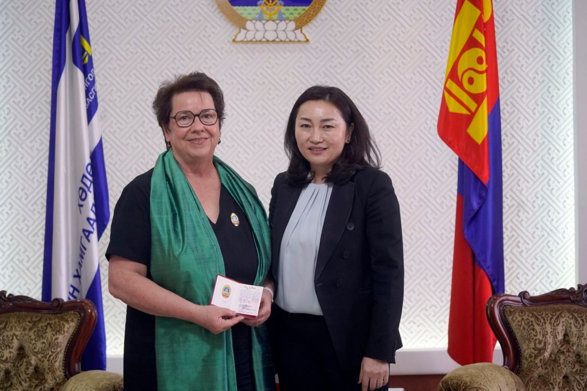 Швейцарын хөгжлийн агентлагийн дарга Стефани Буррид талархал илэрхийллээ